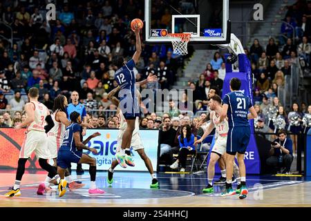 Osun Osunniyi (MLP Academics Heidelberg, #12), before the game begins ...