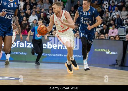 Niels Giffey (FC Bayern Basketball, #05) schreibt Autogramme, GER, FC ...