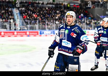 Brandon Gormley (Iserlohn Roosters, #36) schießt auf das Tor von Jonas ...