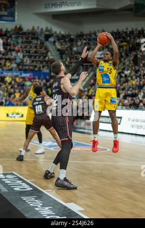 Brandon Horvath (Bamberg Baskets, #12), Ty Brewer (Syntainics MBC, #15 ...
