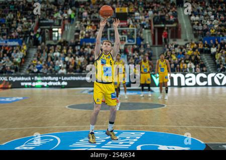 Johannes Patrick (MHP Riesen Ludwigsburg, #06) im Zweikampf mit Arnas ...