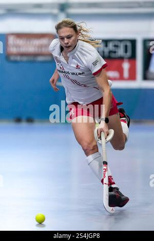 Ines Wanner (TSVMH, 11), am Ball, Freisteller, Ganzkörper, Einzelbild ...