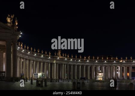 Colonnade / Colonnato, St. Peter's Square, Città del Vaticano/ Vatican ...