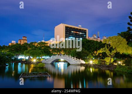Beautiful bridge and reflction around Guanghua Lake at Taipei, Taiwan ...