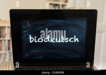 Laptop mit dem Unwort des Jahres 2024 biodeutsch *** Laptop with the ...