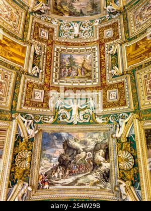 Painted vaulted ceiling of The Gallery of Maps in the Vatican Museums ...