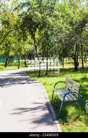 empty bench in walking park in autumn , autumn leaves concept Stock ...