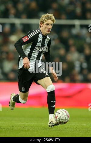 Anthony Gordon of Newcastle United runs with the ball during the ...
