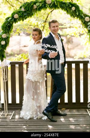 Bride and groom posing Stock Photo - Alamy