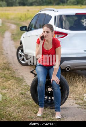 An Angry young woman driver talking by phone Stock Photo - Alamy