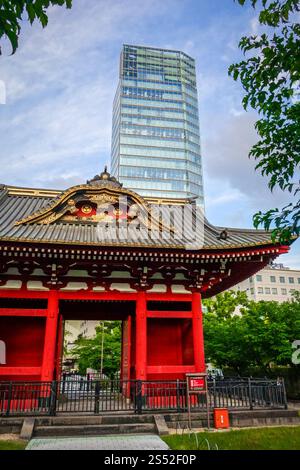 Zojo-ji temple and Tokyo tower at sunset, Japan Stock Photo - Alamy