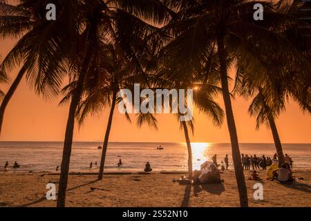 a sunset at the Bang Saen Beach at the Town of Bangsaen in the Provinz ...