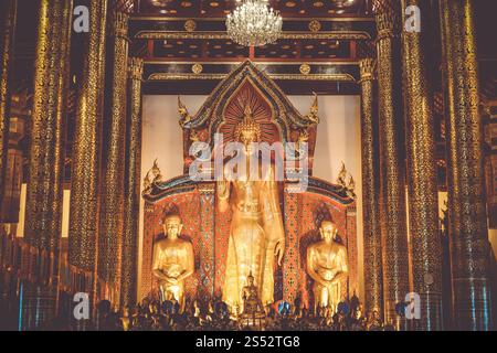 wat chedi luang temple at chiang mai Thailand Stock Photo - Alamy