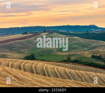 Idyllic and colorful tuscan countryside in autumn Stock Photo - Alamy