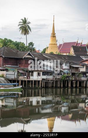 The wat Bot at the waterfront at of Chanthaboon on the Mae Nam ...