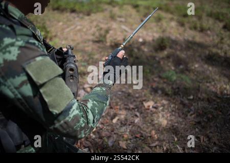 Soldier ready his weapon Stock Photo - Alamy