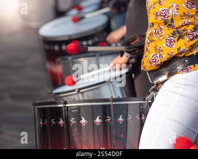 Street musicians playing guitar and drum Stock Photo - Alamy