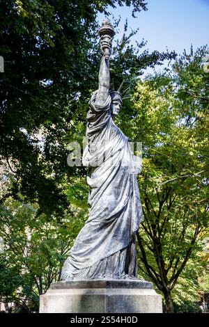 Statue of Liberty in Paris Stock Photo - Alamy