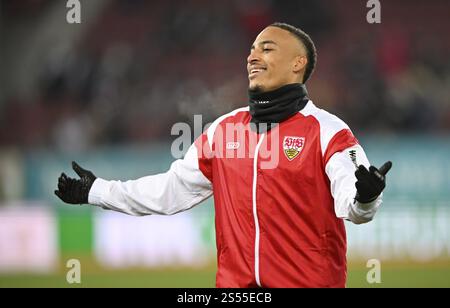 Jamie Leweling (VfB Stuttgart, #18) im Zweikampf gegen Ibrahim Njie (SV ...