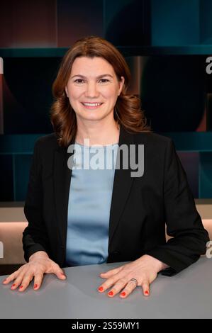 Tanja Schweiger in der ARD-Talkshow hart aber fair im Studio Adlershof ...