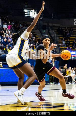 Florida State forward Makayla Timpson (21) lshoots over Notre Dame ...