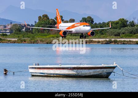 EasyJet Airbus A320 Flugzeug Flughafen Korfu in Griechenland Korfu ...