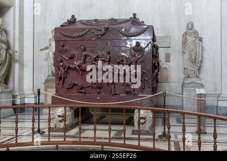Porphyry Sarcophagus of Saint Helena, Hall of the Greek Cross, Sala a ...