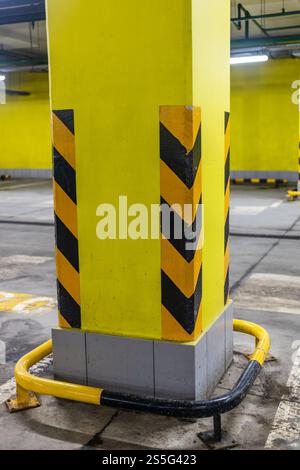 Empty parking lot. Underground parking garage Stock Photo - Alamy