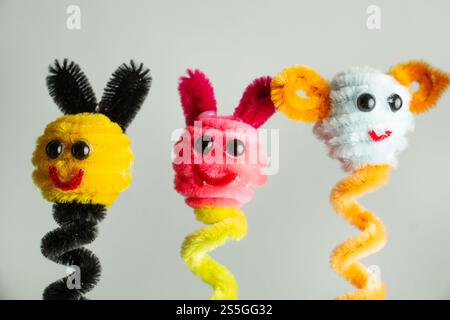 pipe cleaner finger puppets with colorful and bulging eyes, crafts for ...