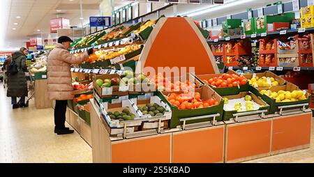 Im Supermarkt Abt. Obst und Gemüse - gesehen in Braunschweig am 27.04. ...