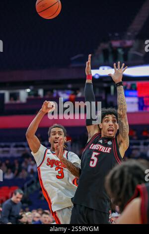Louisville guard Terrence Edwards Jr. goes in for a layup during the ...