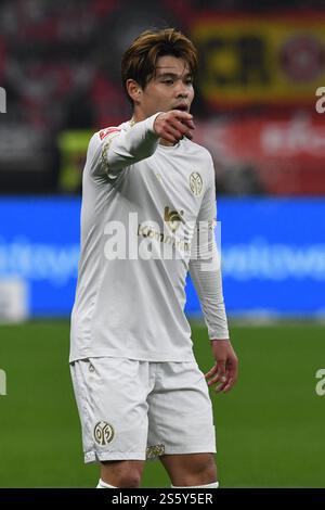 Kaishu Sano (1. FSV Mainz 05, #06) am Ball, Einzelbild, Einzelfoto ...