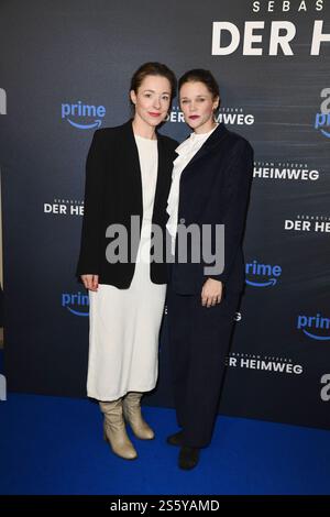 Friederike Linke und Sarah Elena Timpe bei der Premiere des Amazon ...