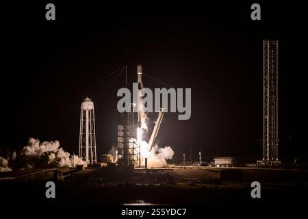 SpaceX Falcon 9 HAKUTO-R Launch Stock Photo - Alamy