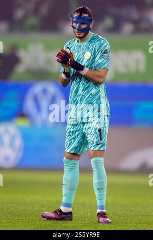 Kamil Grabara (VFL Wolfsburg, #01) sichert den Ball vor Ansgar Knauf ...