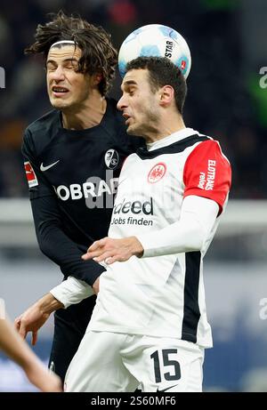 Merlin Roehl (SC Freiburg, #34) im Zweikampf mit Senne Lynen (Werder ...