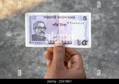 A female hand is holding a Bangladeshi five Taka banknote Stock Photo ...