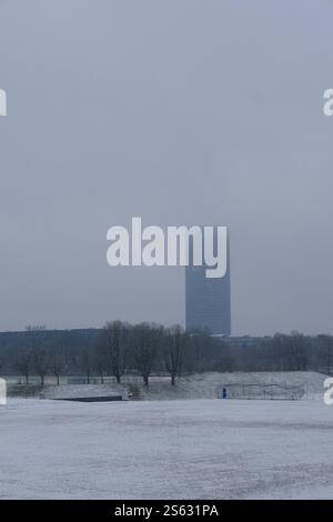 O2 Tower München im Winternebel O2 Tower München im Winternebel. Nass ...