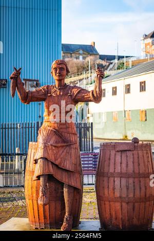 The Ray Lonsdale sculpture of the Herring Girl on North Shields Fish ...