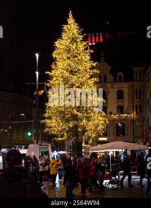 Evening atmosphere on the large square in front of the Sankore Mosque ...