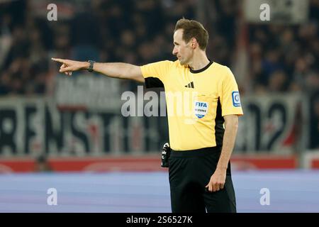 Stuttgart, Deutschland. 15th Jan, 2025. Schiedsrichter Sascha Stegemann ...