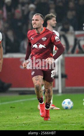 David Raum (22, RB Leipzig) zieht sich die Stutzen hoch. Fu?ball, 1 ...