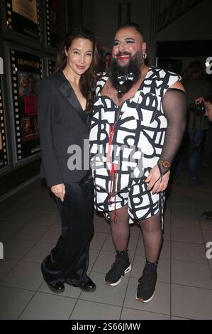 Laurine Price und Gast bei der Premiere des Kinofilms Traumnovelle im ...