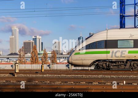 ICE der Deutsche Bahn AG. // 29.12.2025. Stuttgart, Baden-Württemberg ...