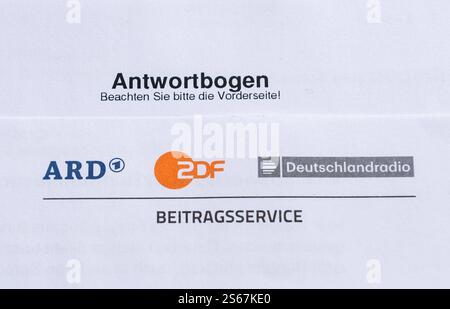 Ein Antwortbogen liegt bei einem Schreiben zum Rundfunkbeitrag auf dem ...
