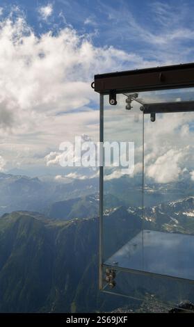 No people in the 'Step into the Void' glass box on the Aiguille Du Midi ...