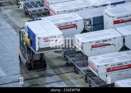 Duesseldorf Airport, Unit Load Devices, ULD, containers for baggage and ...