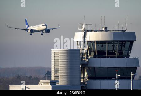 SAS aircraft approaching Duesseldorf Airport, DUS, old air traffic ...