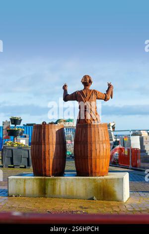 Statue of a Herring Girl by Ray Lonsdale on North Shields fish Quay ...