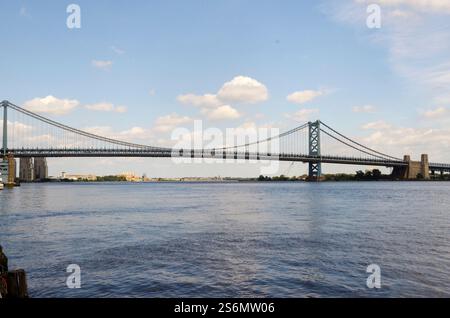 Benjamin Franklin bridge crossing the Delaware River Stock Photo - Alamy